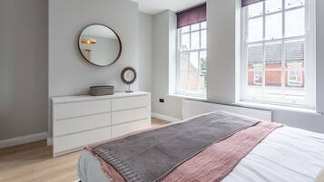 Apartamento Deluxe, 2 quartos | 2 quartos, secretária adequada para computadores portáteis