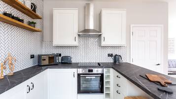 Apartamento Deluxe, 2 quartos | Cozinha privada | Um frigorífico, um micro-ondas, um forno, uma placa de cozinha