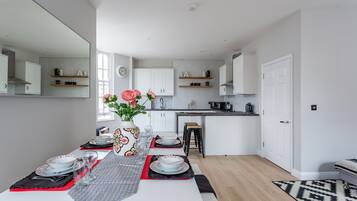 Apartamento Deluxe, 2 quartos | Cozinha privada | Um frigorífico, um micro-ondas, um forno, uma placa de cozinha