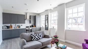 Apartamento, 2 quartos | Área de estar | TV de tela plana