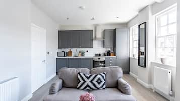 Apartamento, 2 quartos | Área de estar | TV de tela plana