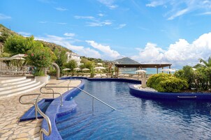 8 piscinas externas, funciona das 9h às 18h, espreguiçadeiras