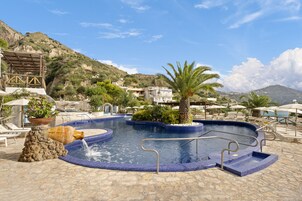 8 piscinas externas, funciona das 9h às 18h, espreguiçadeiras