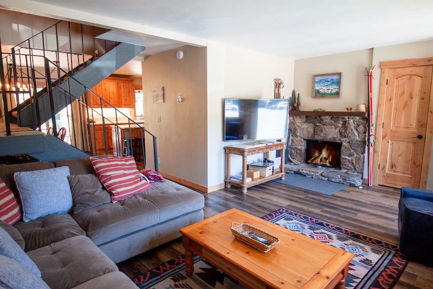 Thompson's Landing-3 Bedroom, 2.5 Bath-remodeled With Great Views From Deck - Five Lakes