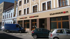 Um hotel com um bar de lounge e área de recepção.