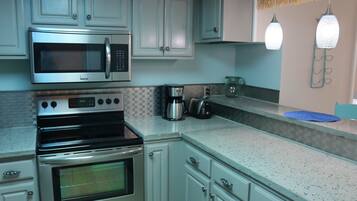 Apartamento em Condomínio Fechado, 1 quarto | Cozinha privada | Um frigorífico, um micro-ondas, um forno, uma placa de cozinha