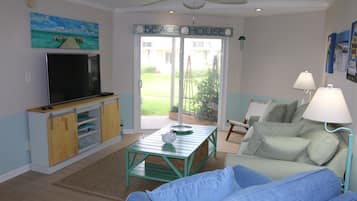 Apartamento em Condomínio Fechado, 1 quarto | Sala de estar | Televisor de ecrã plano de 40 polegadas com canais por cabo, televisor