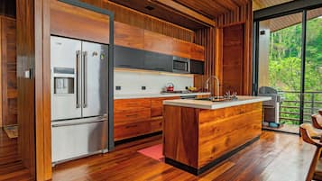 Villa Kobano | Cozinha privada | Uma cafeteira/bule, uma chaleira elétrica