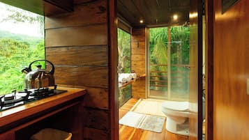 Mountain Suite | Casa de banho | Um polibã, um chuveiro de hidromassagem