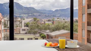 Quarto casal superior | Cofres nos quartos, escrivaninha, quartos à prova de som