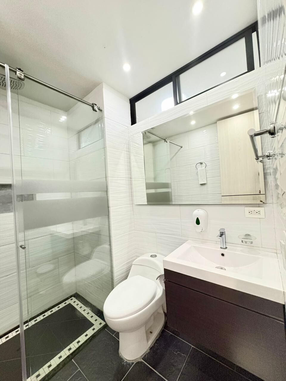 Chuveiro, chuveiro com efeito de chuva, produtos de toalete grátis 