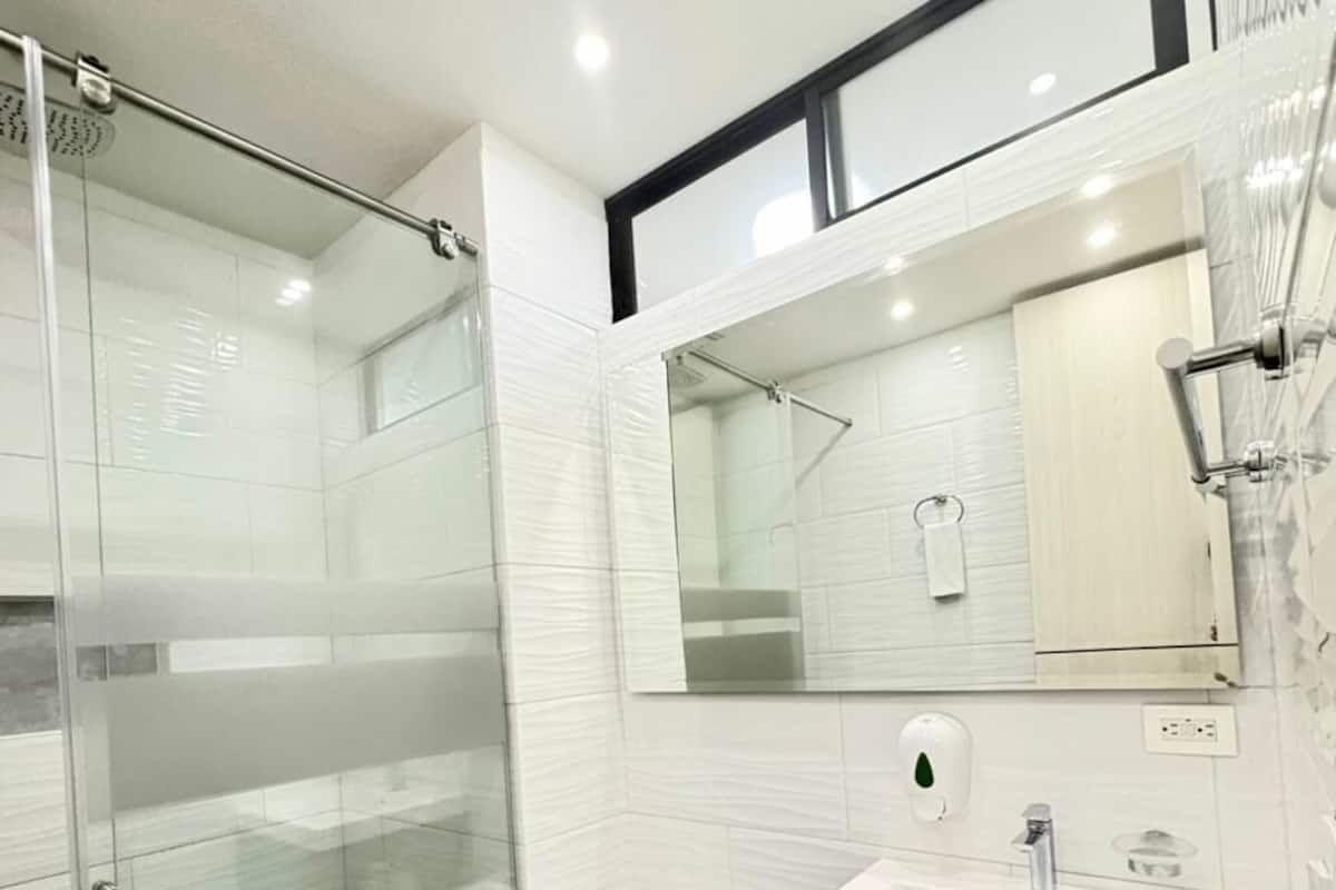 Chuveiro, chuveiro com efeito de chuva, produtos de toalete grátis