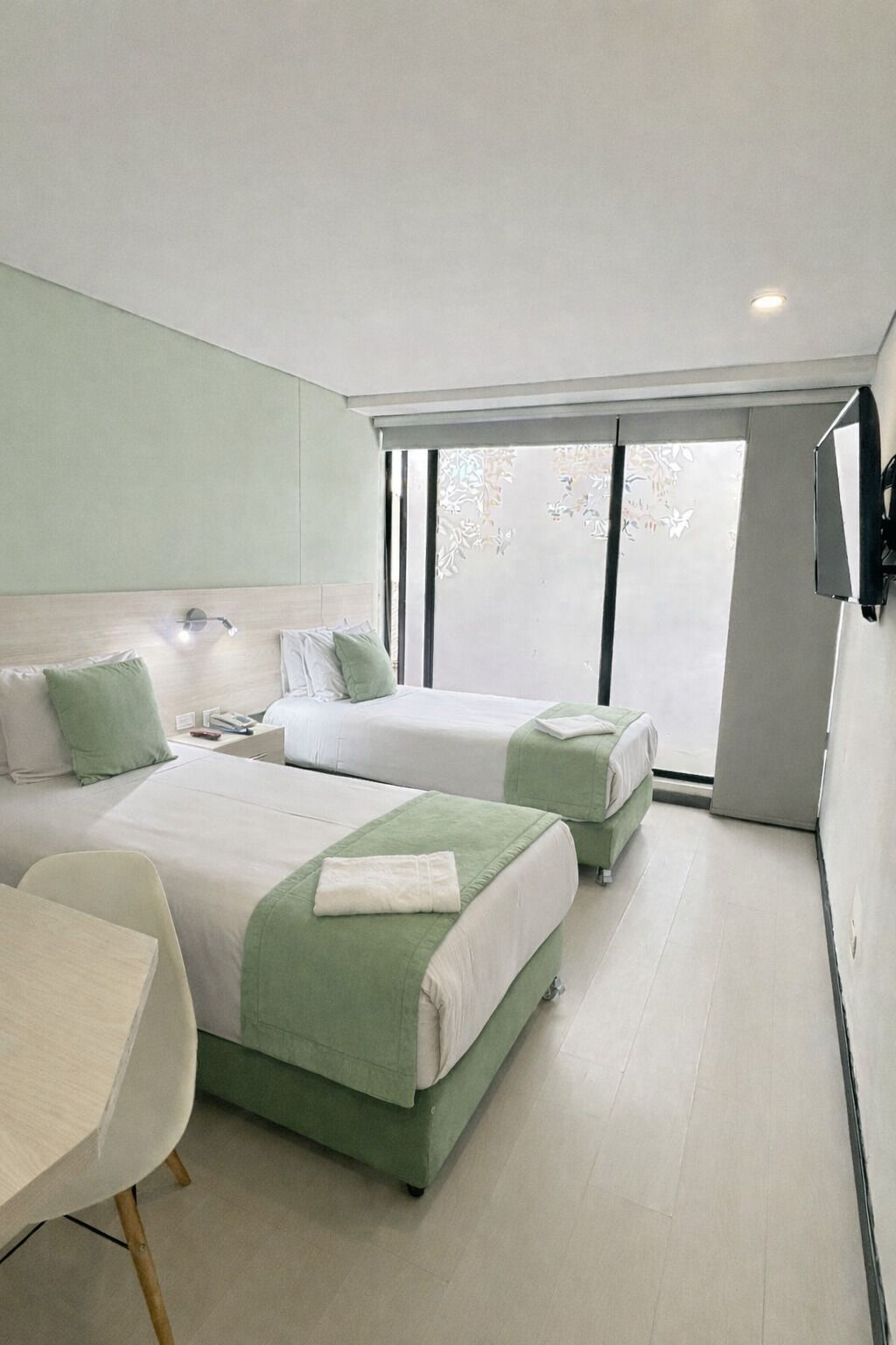 Quarto duplo standard | Cofres nos quartos, escrivaninha, quartos à prova de som