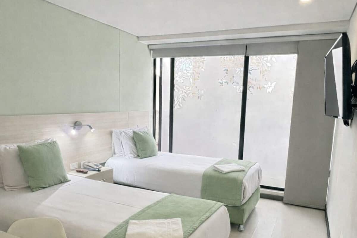 Quarto duplo standard | Cofres nos quartos, escrivaninha, quartos à prova de som