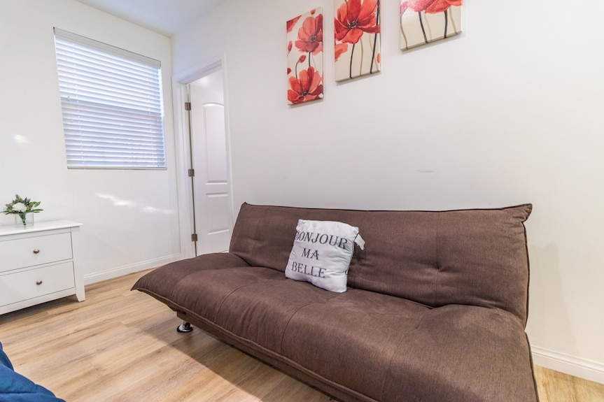 Clean & Stylish Home, Gated Parking, Yard, Fully Stocked, Monthly Discount, Pets - Los Angeles, CA