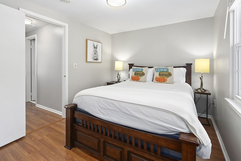 Bickelscape: Private Yard & Near Dc - Reston, VA