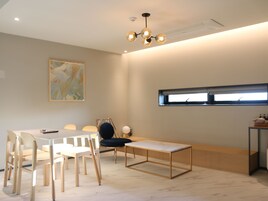 Suite (VIP) | Sala de estar | TV de ecrã plano, computador 