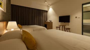 Quarto quádruplo conforto, 2 camas de casal, acessível, vista para a cidade | 1 quarto, frigobar (abastecido com itens grátis), cofres nos quartos