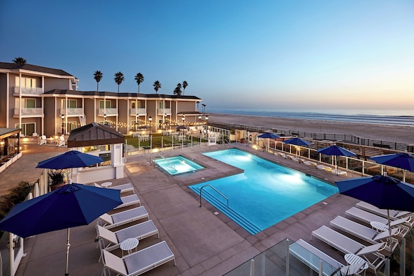 Piscina exterior, guarda-sóis, espreguiçadeiras