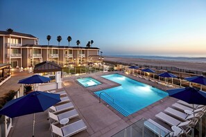 Piscina externa, guarda-sóis, espreguiçadeiras