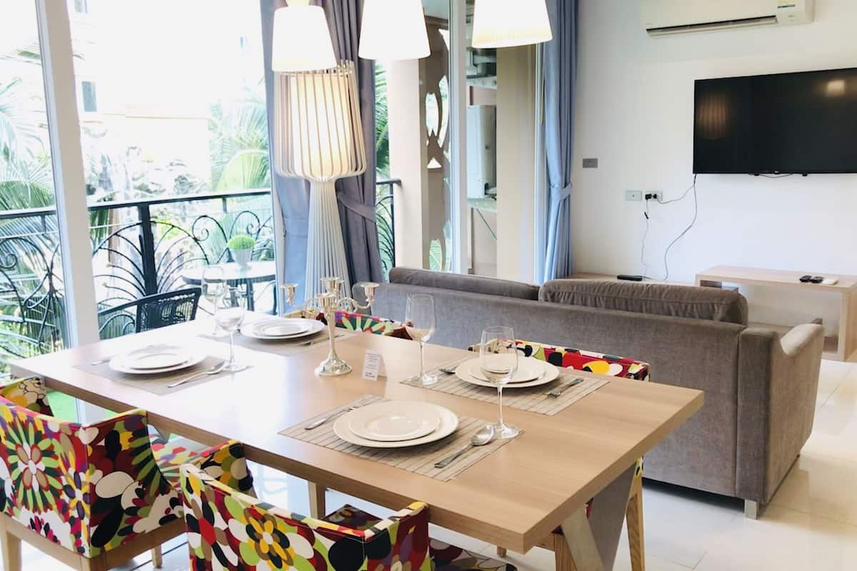 Apartamento executivo, 2 quartos, terraço, vista para a piscina | Opções para refeição no quarto