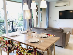 Apartamento Executivo, 2 quartos, terraço, vista para a piscina | Refeições no quarto