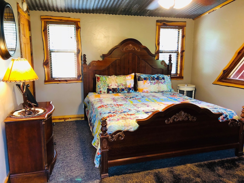Steen: Serene Lakeside Getaway Awaits You! - Marble Falls, TX