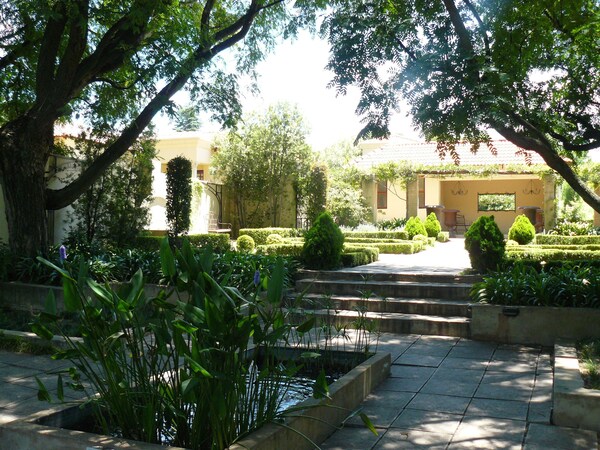 The Moon And Sixpence Garden Guest House - Krugersdorp