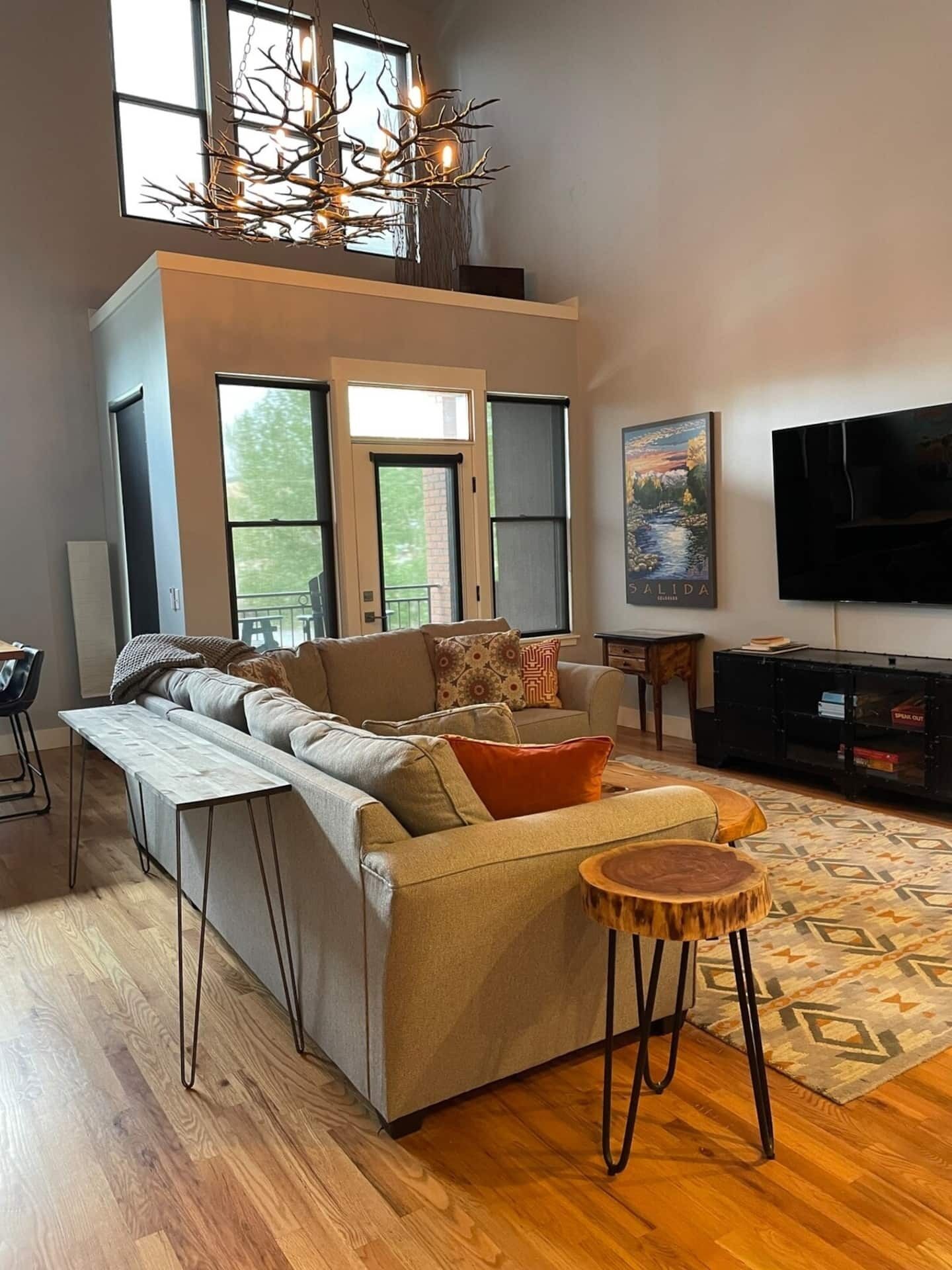 Lofted Condo On The Boat Ramp, Downtown Salida, King Bed Plus Super Comfortable Queen Murphy Bed And Sleeper Sofa. Two Levels, Two Bathrooms, Parking Spot In Garage Included. - Salida, CO