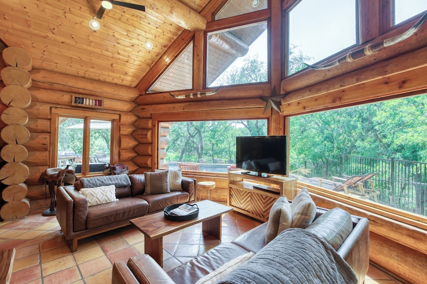 Waterfront Log Lodge W/ Pool, Hot Tub & Sleeps 15 - Marble Falls, TX