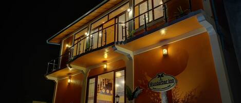 Fachada do alojamento (tarde/noite)