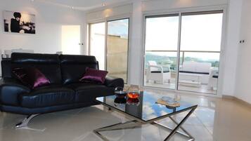 Apartamento Deluxe, 3 quartos, vista para o mar | Sala | TV de ecrã plano