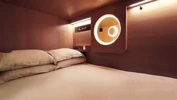 Quarto casal, em dormitório misto (Pod) | Ferros/tábuas de passar roupa, Wi-Fi de cortesia, roupa de cama