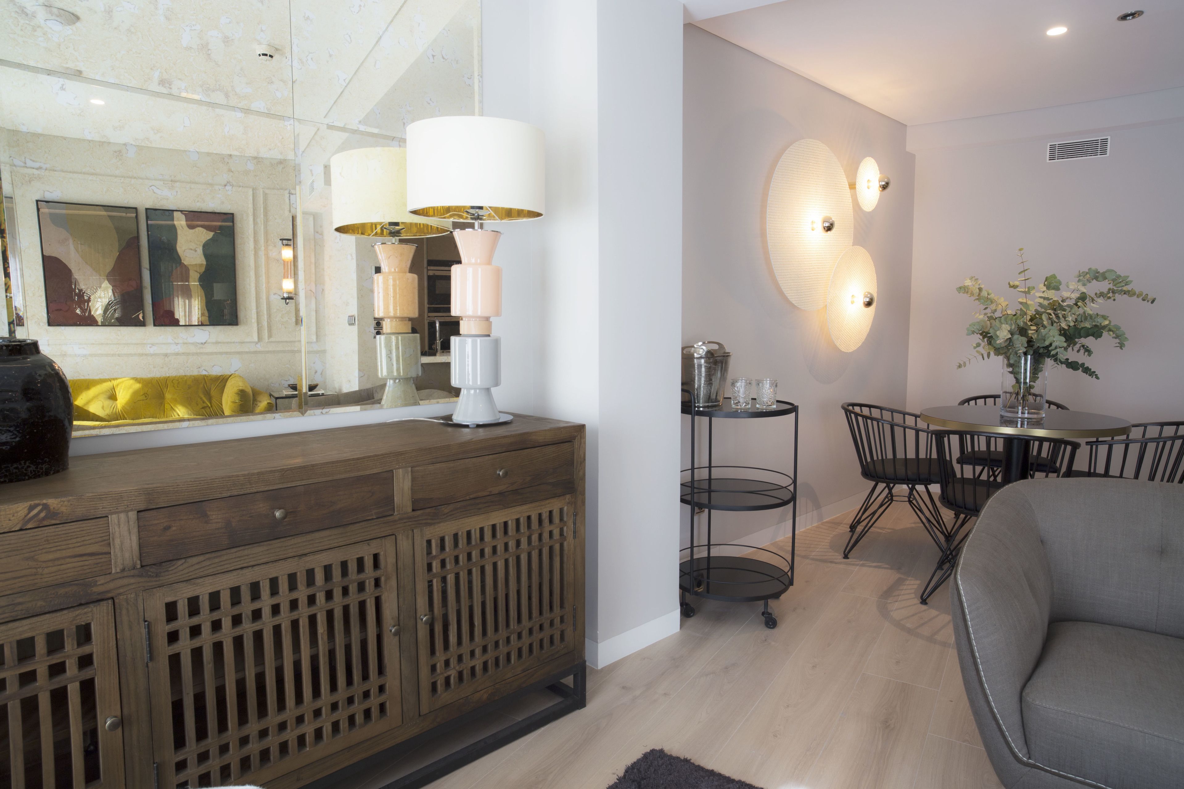 Apartamento superior, 2 quartos, vista para a cidade | Área de estar | Smart TV