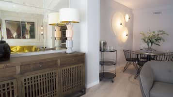 Apartamento superior, 2 quartos, vista para a cidade | Área de estar | Smart TV