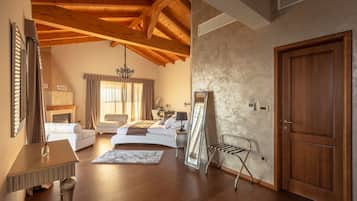 Bianca Suite Deluxe with sea view | 1 quarto, frigobar, cofres nos quartos, individualmente decorados