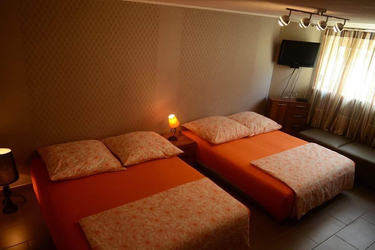 Quarto Quádruplo | Secretária, ferro/tábua de engomar, Wi-fi grátis