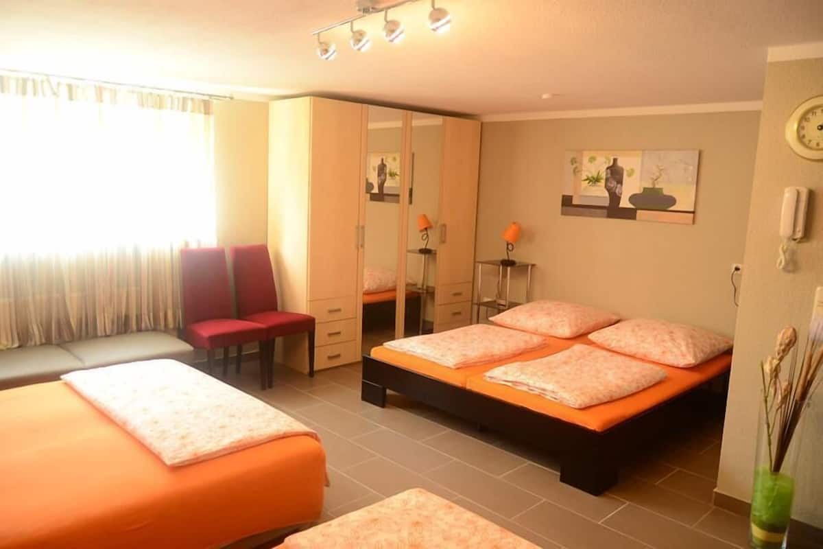 Quarto Triplo Comfort | Secretária, ferro/tábua de engomar, Wi-fi grátis