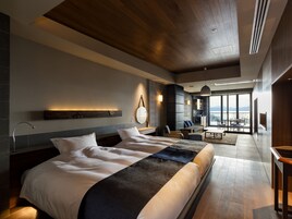 Suíte (Sky Resort, High Floor) | Cofres nos quartos, escrivaninha, Wi-Fi de cortesia, roupa de cama