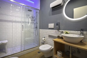 Quarto Duplo (3) | Casa de banho | Um polibã, artigos de higiene pessoal grátis, um secador de cabelo 
