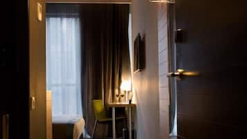 Quarto superior | Roupas de cama premium, cofres nos quartos, escrivaninha