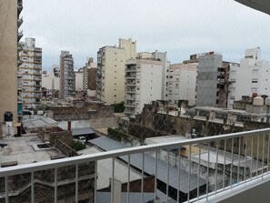 Vista de uma área residencial com vários edifícios de apartamentos, alguns com varandas e outros com terraços.