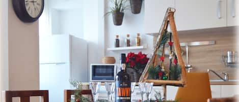 Apartamento, 4 quartos | Opções para refeição no quarto