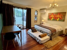 Quarto Familiar | Minibar, Wi-fi grátis, com decoração personalizada 