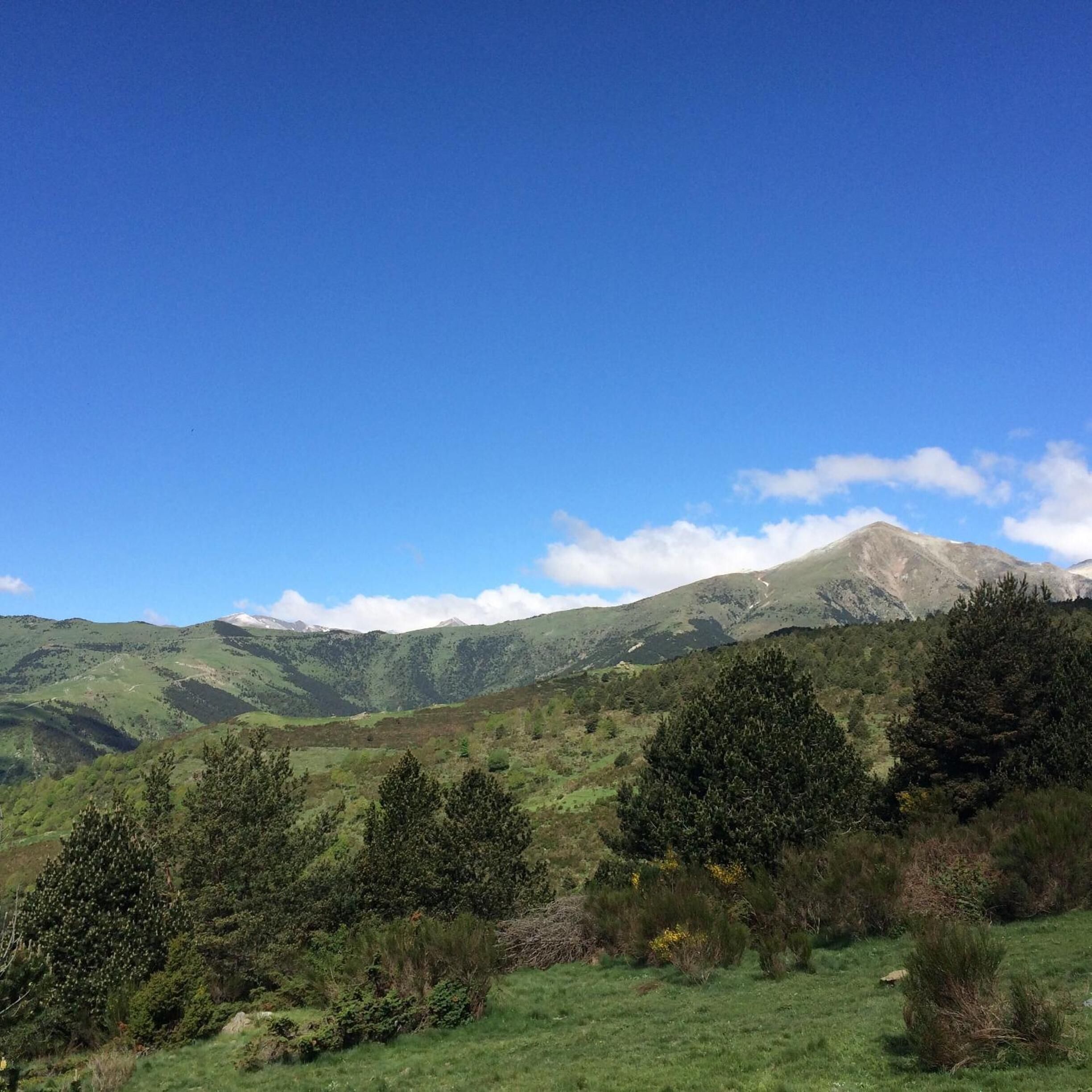 Paisagem montanhosa sob um céu limpo.