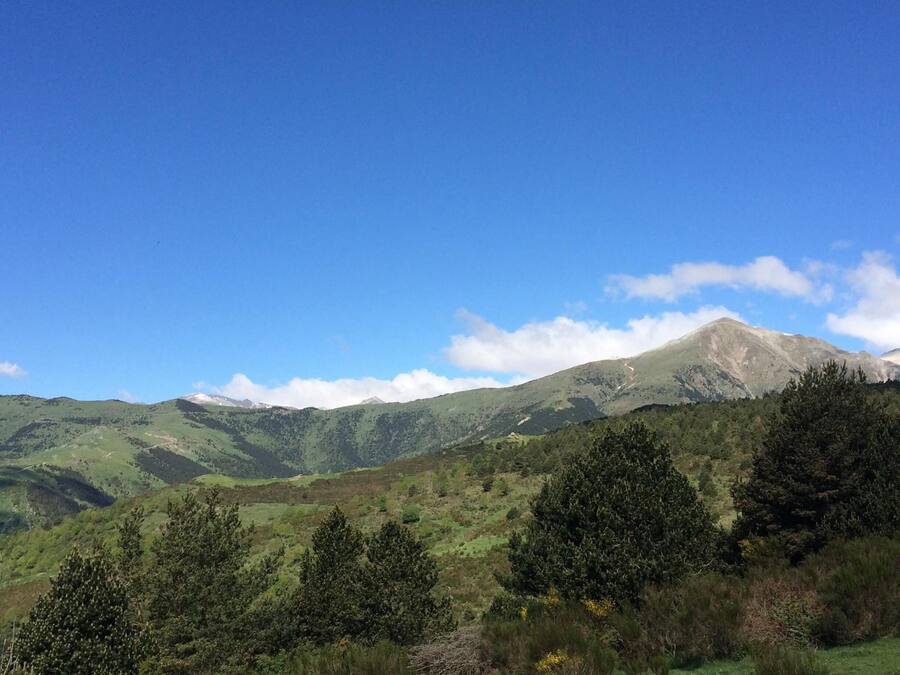 Paisagem montanhosa sob um céu limpo.