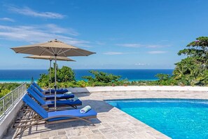 Piscina externa, guarda-sóis, espreguiçadeiras