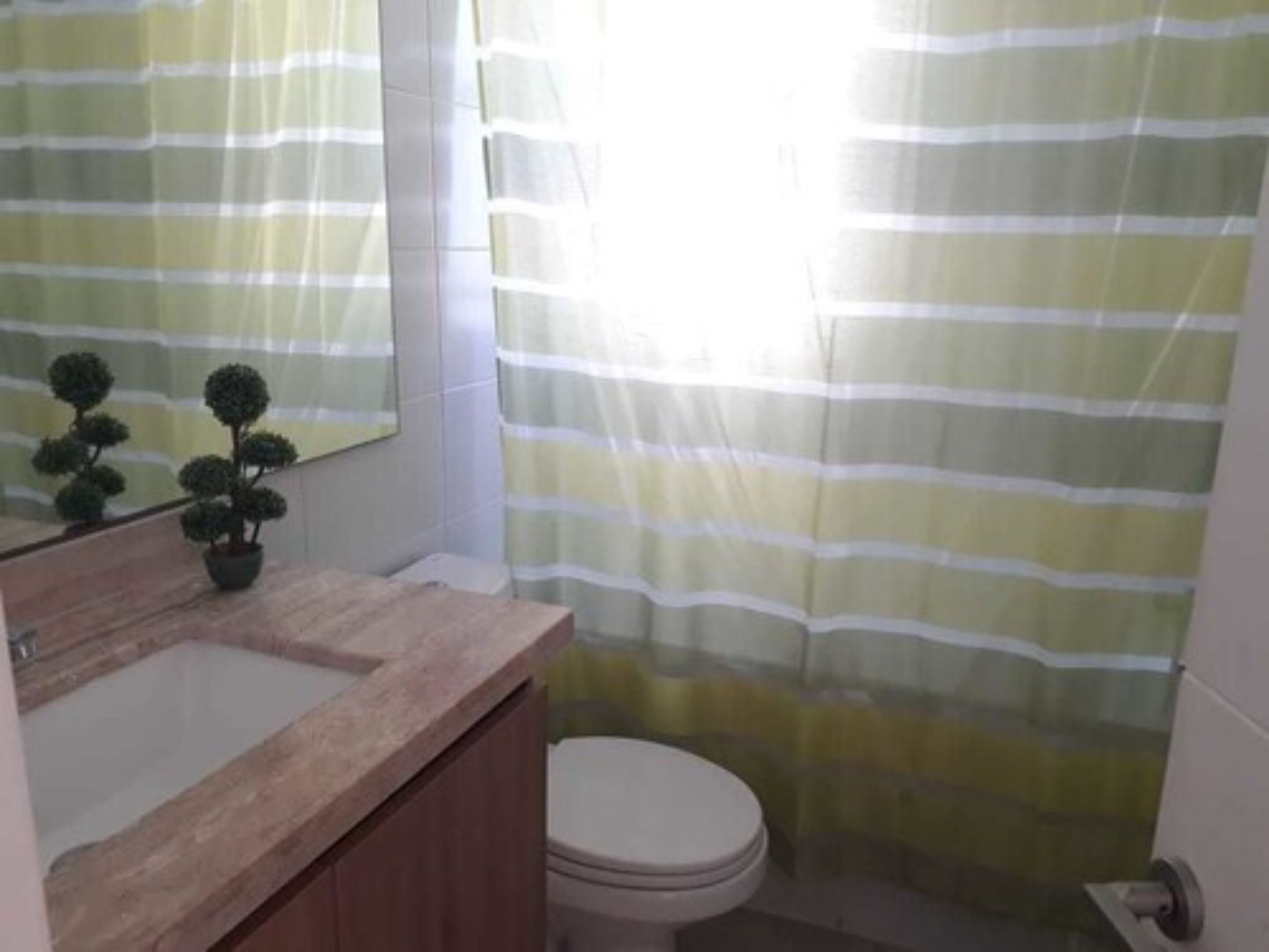 Quarto Familiar | Casa de banho | Um polibã, toalhas fornecidas 