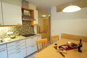 Apartamento, 2 quartos (Margerite) | Cozinha privada | Cooktop