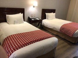 Quarto Twin Standard | Edredões de penas, minibar, cofre com capacidade para portátil 